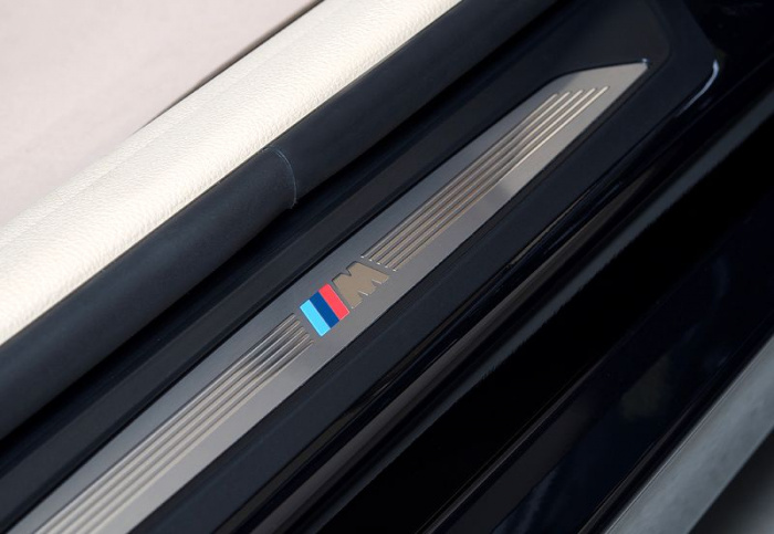 Дооснащение BMW F30 накладками порогов М-стиль